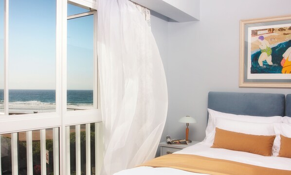 Quarto casal ou duplo superior | Roupas de cama antialérgicas, frigobar, cofres nos quartos, escrivaninha