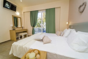 Quarto Triplo Deluxe | Sala de estar | TV de ecrã plano 