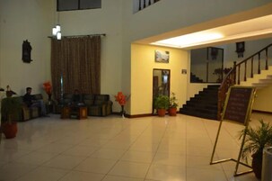 Área de estar no saguão