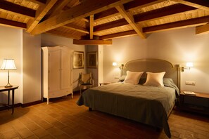 Apartamento superior, 1 cama King, para não fumantes | 1 quarto, individualmente mobiliados, escrivaninha