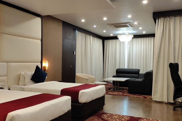 Quarto Deluxe | Camas de colchão viscoelástico, secretária