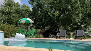 2 piscinas exteriores, da(s) 8:00 à(s) 21:00, espreguiçadeiras