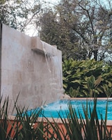 2 piscinas externas, funciona das 8h às 21h, espreguiçadeiras