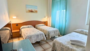 Quarto Triplo Económico, vista parcial para o mar | Berços/camas para crianças, Wi-fi grátis, roupa de cama fornecida
