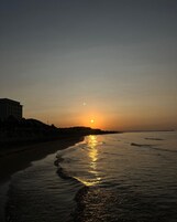 Praia particular, areia branca, guarda-sóis 