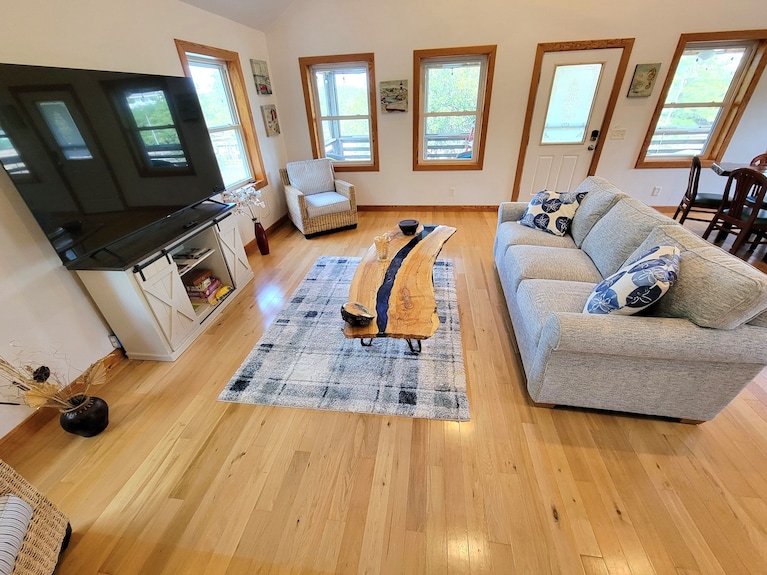 The Salty Seahorse! 4x4 Beach, Private Dock, Hot Tub, Pool, Horses. Pet-friendly - Carova Beach, North Carolina