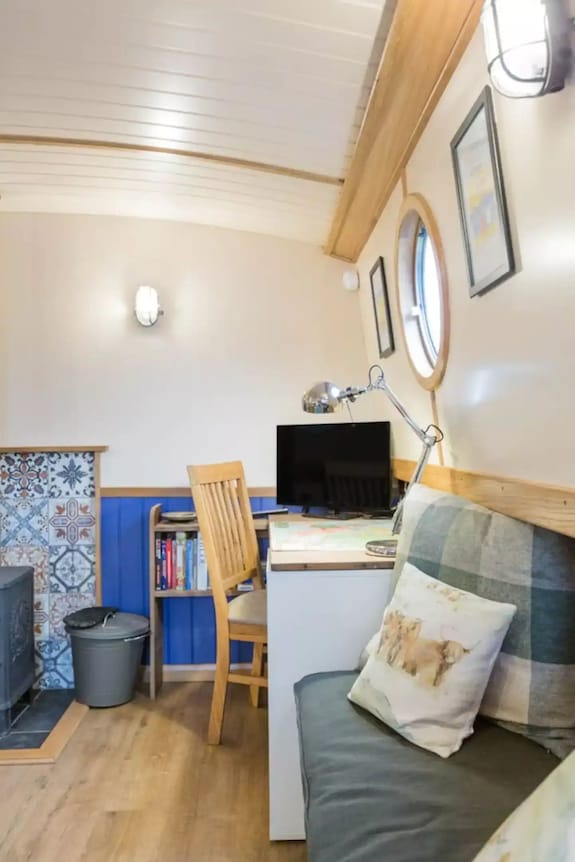 Floating Retreat: Glasgow's Hidden Gem - Urban Life Meet Canalside Tranquility - Glasgow