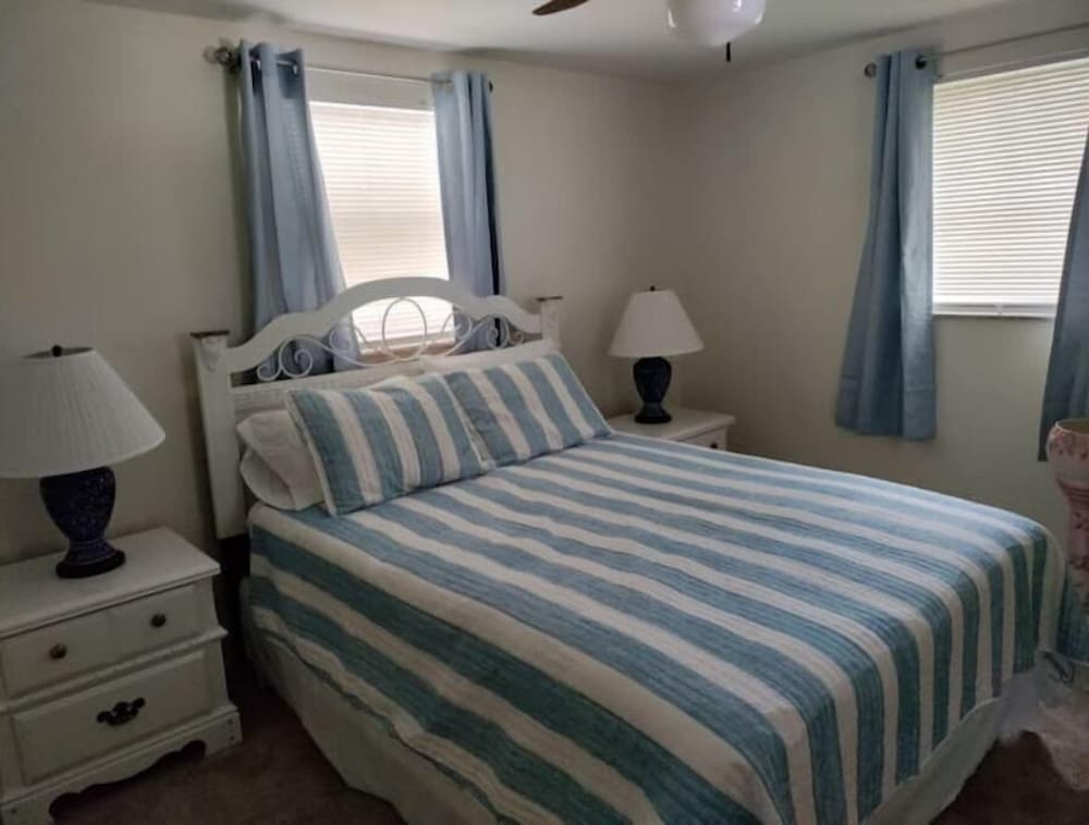 2 Bedroom In Olde Englewood Minutes From The Beach With Privacy Fenced Yard. - Englewood