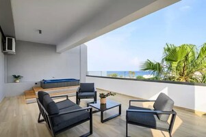 Suite Angela (Private Outdoor Jacuzzi) with Sea View | Terraço/pátio