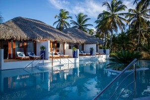 Piscina externa, guarda-sóis, espreguiçadeiras