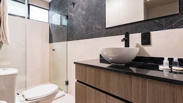 Apartamento Superior | Casa de banho | Um polibã, um chuveiro fixo, um secador de cabelo, toalhas fornecidas