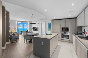 Apartamento superluxo, 2 quartos, vista para o oceano | Cozinha privada | Micro-ondas, fogão, cooktop, cafeteira/chaleira