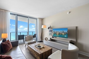 Apartamento exclusivo, 2 quartos, vista para a cidade | Área de estar | Smart TV 48 polegadas com canais digitais, TV