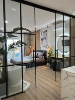 Suite-Estúdio Exclusiva, banheira, vista parcial para o mar | Cofre no quarto, com decoração personalizada