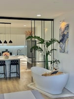 Suíte estúdio exclusiva, banheira, vista parcial para o mar | Cofres nos quartos, individualmente decorados