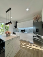 Suíte estúdio exclusiva, banheira, vista parcial para o mar | Cozinha privada | Máquina de café expresso