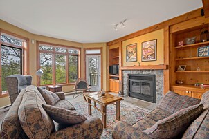 Apartamento em Condomínio Fechado | Sala de estar | Televisor de ecrã plano de 40 cm com canais digitais, televisor