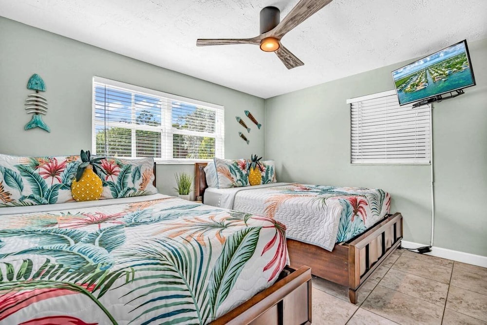 Fl Keys Waterfront Heated Pool Home W/ 60 Feet Of Dockage & Tiki Hut - Marathon, FL