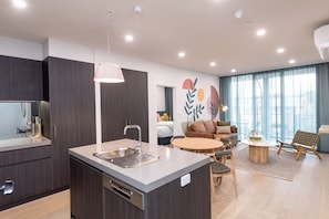 Apartamento Superior, 2 quartos | Cozinha privada | Um frigorífico, um micro-ondas, uma placa de cozinha 
