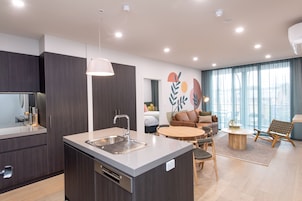 Apartamento superior, 2 quartos | Cozinha privada | Geladeira, micro-ondas, cooktop, lava-louças