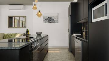 Apartamento luxo | Cozinha privada | Geladeira, micro-ondas, fogão, cooktop
