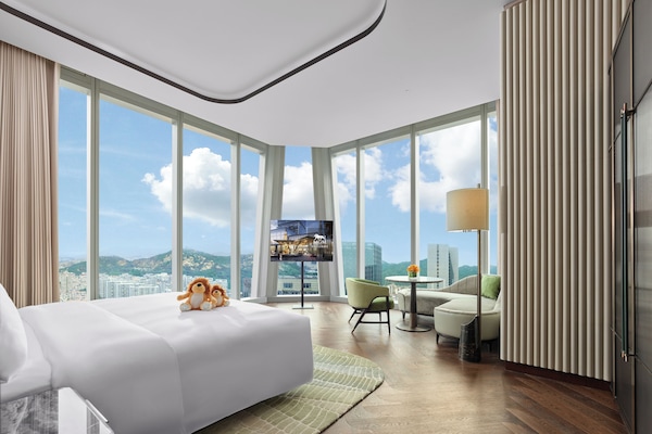 Quarto Deluxe, 1 cama king-size, Vista para a cidade (270-degree) | Roupa de alta qualidade, edredões de penas, minibar