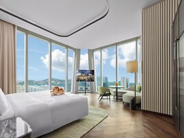 Quarto Deluxe, 1 cama king-size, Vista para a cidade (270-degree) | Roupa de alta qualidade, edredões de penas, minibar 