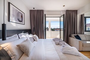 Quarto Deluxe | 1 quarto, minibar, cofre no quarto, secretária 