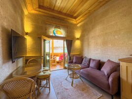 Suite Deluxe | Sala de estar | Televisor de ecrã plano de 55 polegadas com canais via satélite 