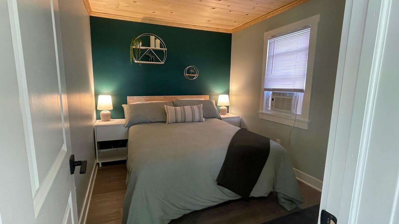 Cozy Lake Front Cottage - Finger Lakes, NY