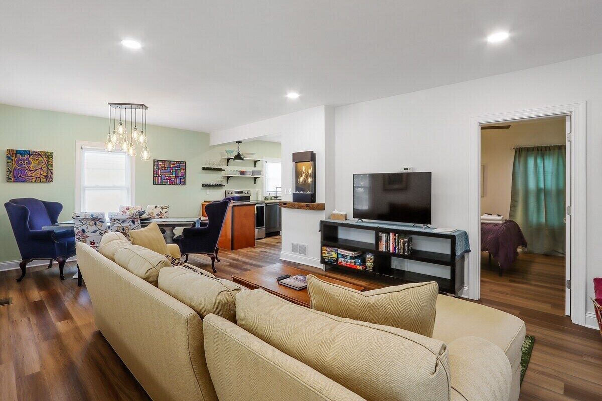 Newly Renovated |Private Home In The Heart Of Downtown Lake Geneva |Dog Friendly |Secluded Back Deck - Lake Geneva, WI