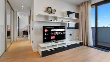 Apartamento luxo | Área de estar | TV LCD 120 polegadas com canais via satélite, TV