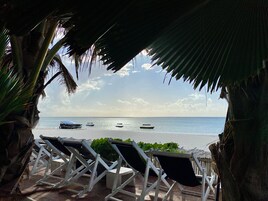 Terraço com espreguiçadeiras