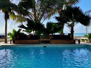 2 piscinas externas, espreguiçadeiras