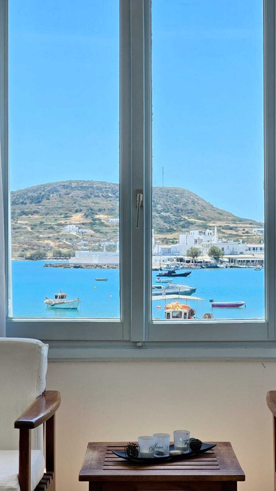 Apartamento Premium, vista para o mar | Sala de estar | Televisor LED de 65 polegadas com canais digitais 