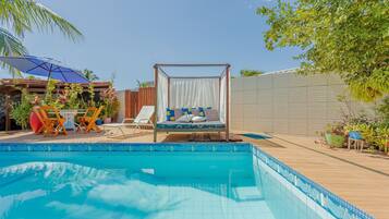 Piscina exterior, guarda-sóis, espreguiçadeiras