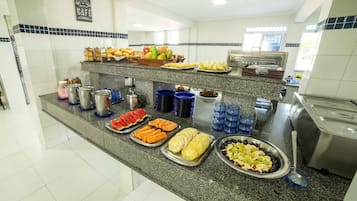 Café da manhã com buffet grátis todos os dias