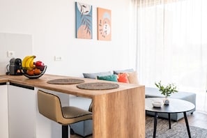 Apartamento luxo | Área de estar | Smart TV 43 polegadas com canais a cabo, TV