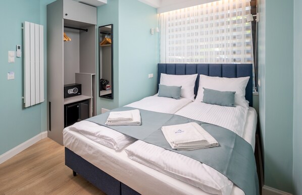 Quarto Duplo Standard | Cofre no quarto, secretária, ferro/tábua de engomar 