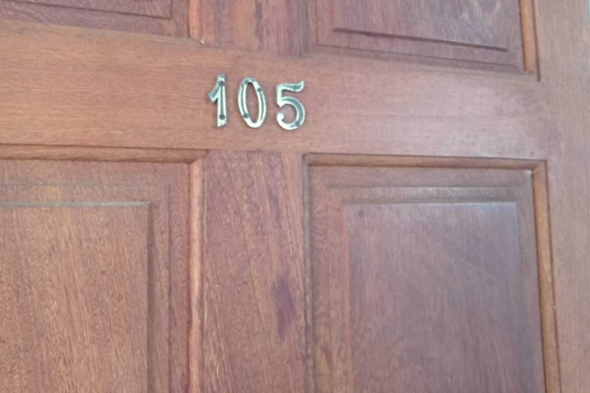 Uma porta de madeira com o número 105.