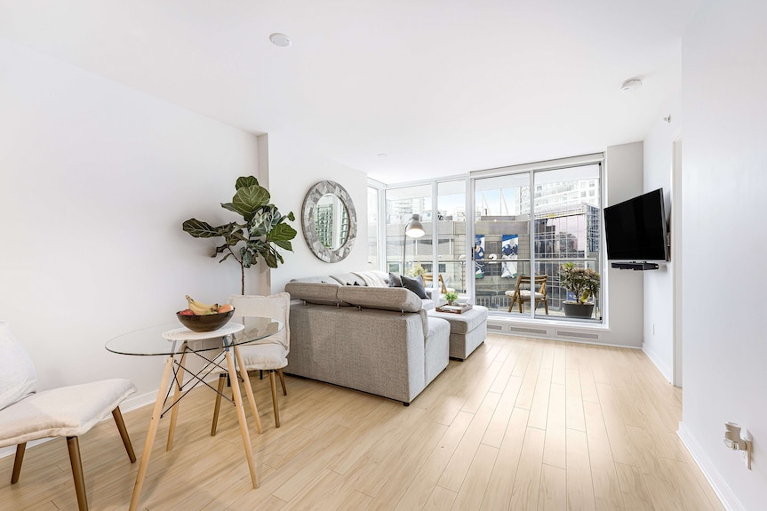 Heart Of Downtown 1 Bd +Pool, Gym, Parking, Office, A/c - North Vancouver