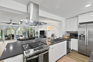 Casa luxo | Cozinha privada | Geladeira grande, micro-ondas, fogão, cooktop