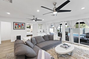 Casa luxo | Área de estar | Smart TV 40 polegadas com canais digitais, TV, lareira