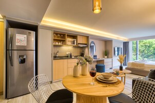 Classic Studio | Cozinha privada | Geladeira, micro-ondas, cooktop, máquina de café expresso