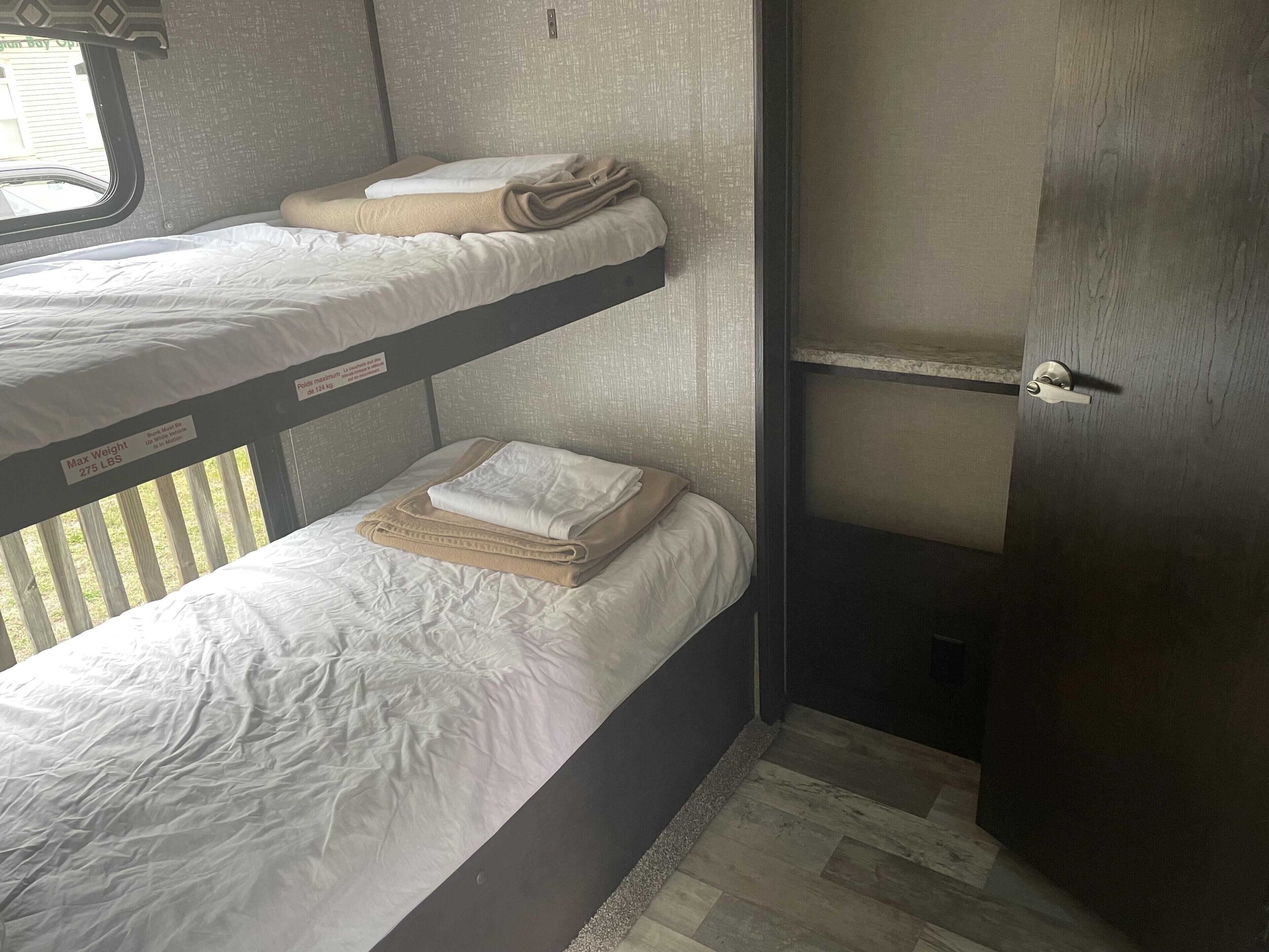 Modern 30' Trailer, 2 Baths, 2 Bedrooms, Riverside, 4 Min Walk To Beach - Wasaga Beach