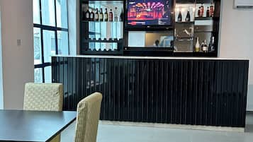 2 bares/lounges