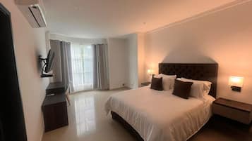 Roupa de alta qualidade, edredões de penas, minibar, cofre no quarto