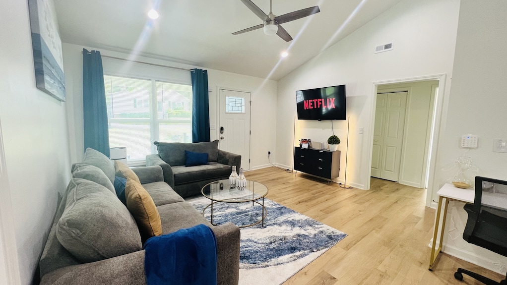 "Blue Belle"-a Magestic Modern Retreat W/ King Bed - 加斯托尼亞