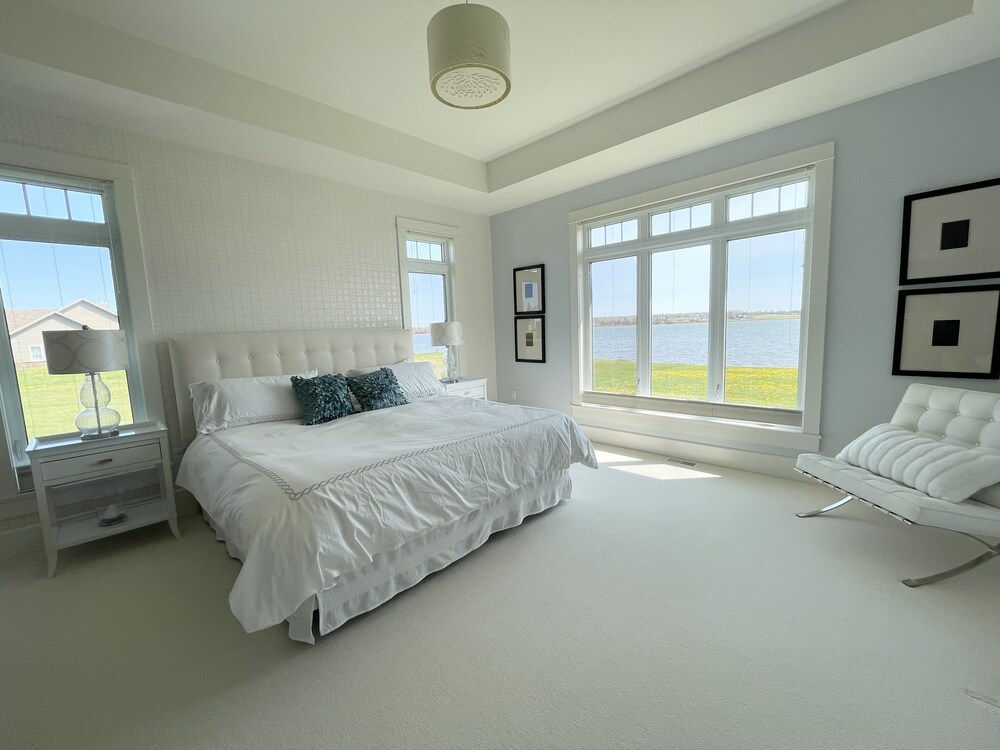 Executive Water Front Home With Steps To Water, 15 Mins To Downtown - Charlottetown