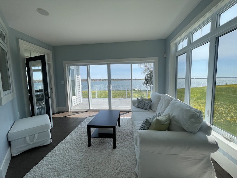Executive Water Front Home With Steps To Water, 15 Mins To Downtown - Charlottetown